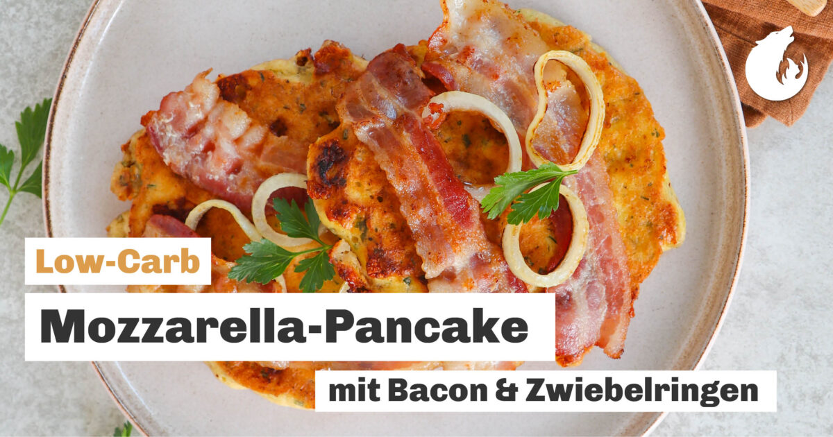 Low-Carb Mozzarella-Pancake mit Bacon und Zwiebelringen 🥞🥓